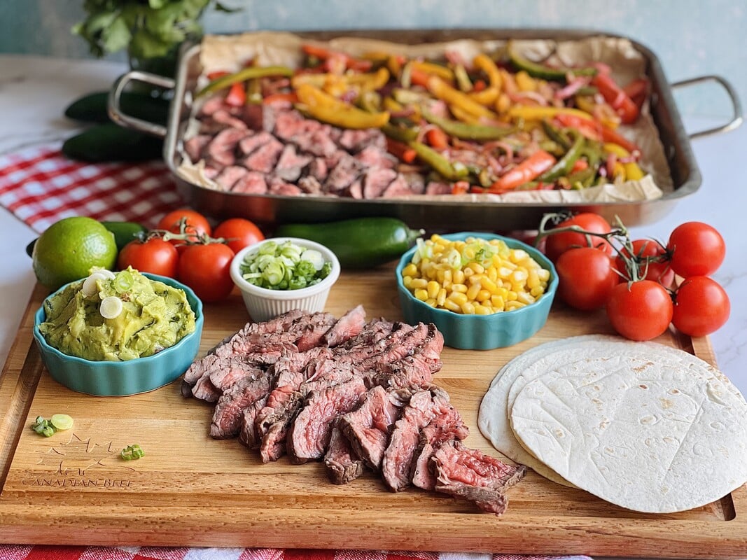 Fajitas de bifteck de palette et de légumes cuits à la plaque ...